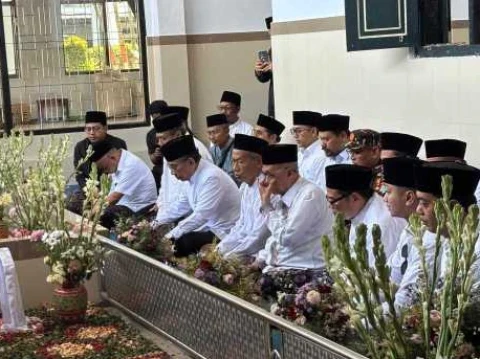Gus Yahya Ziarahi Makam Pendiri Al Falah Ploso Jelang Pembukaan Munas ...