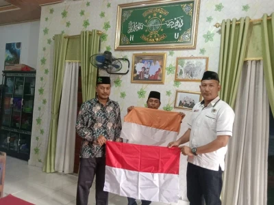 Tukar Bendera Lusuh, Gerakan Cinta NKRI Ala PCNU Way Kanan